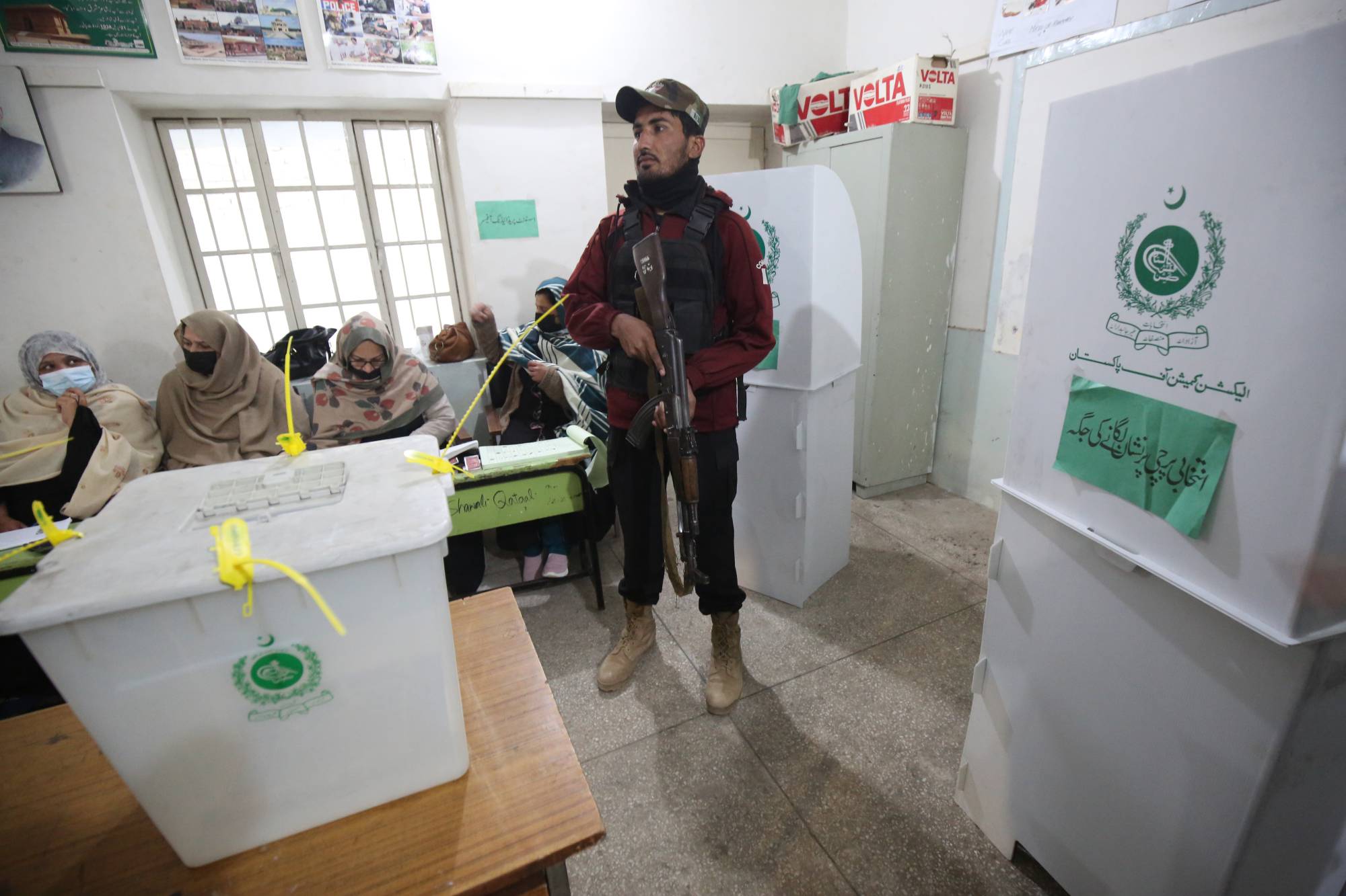 Pakistan seçim güvenliği için telefon hizmetlerini askıya aldı ve ...