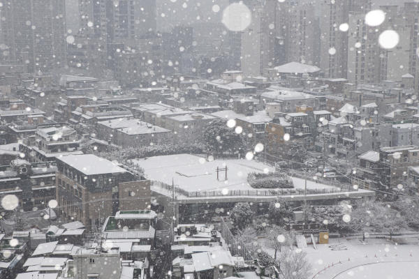13 December 2020, South Korea, Seoul: Snow covers a district in central ...