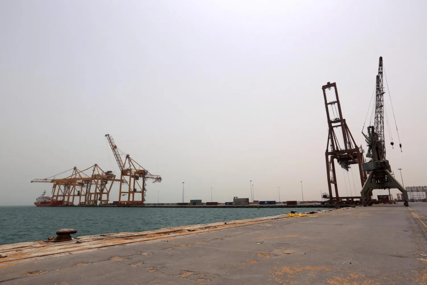 Houthis Holding 10 Oil, Commercial Ships at Hodeidah Port