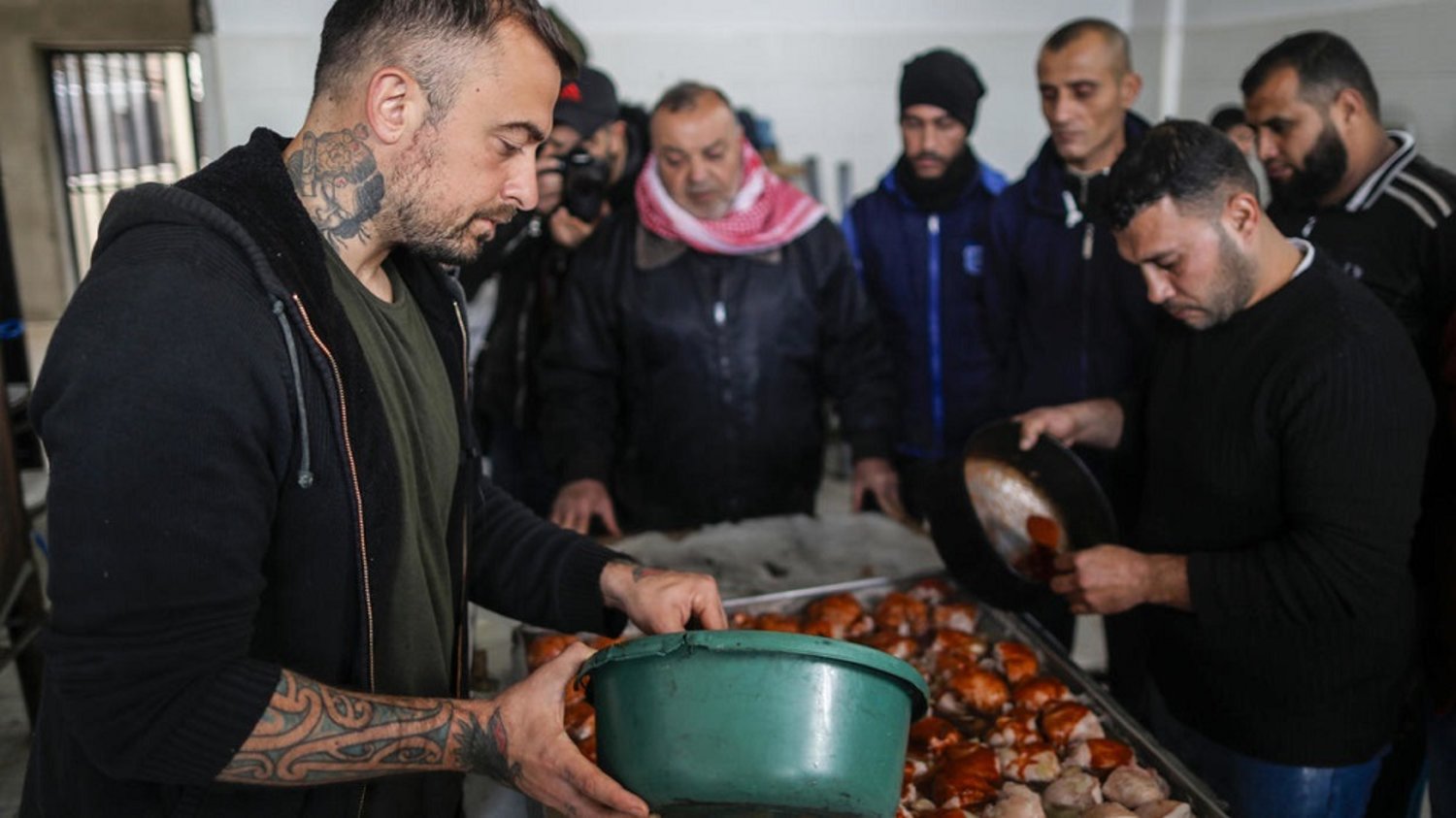 Italian TV Chef Serves up Cooking Lessons at Gaza Prison