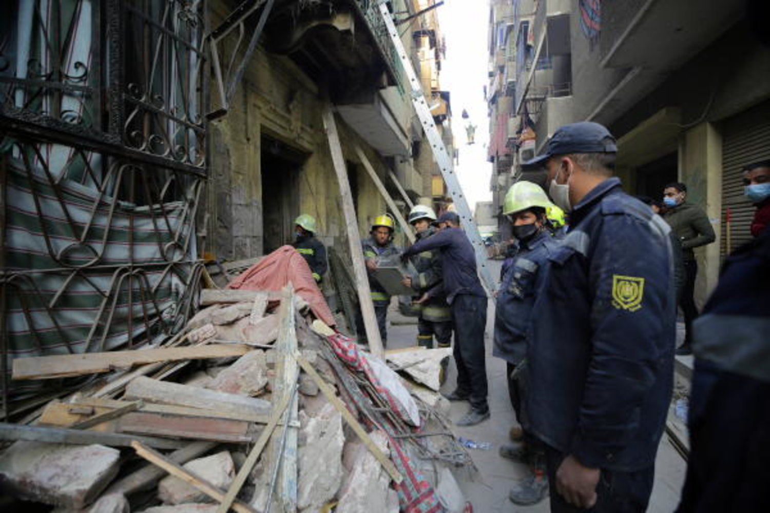 Egypt Officials: Cairo Building Partially Collapses, Several Dead