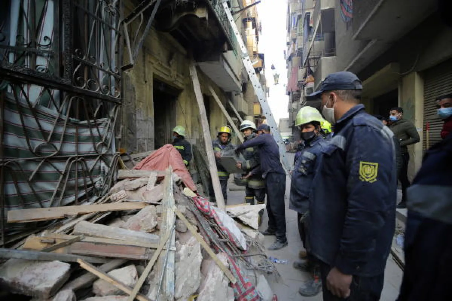 Egypt Officials: Cairo Building Partially Collapses, Several Dead