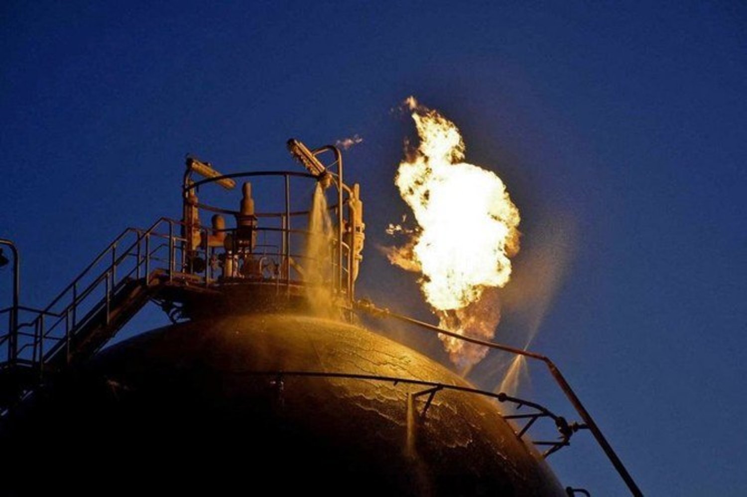 Fire at Syrian Oil Refinery Extinguished after Leakage