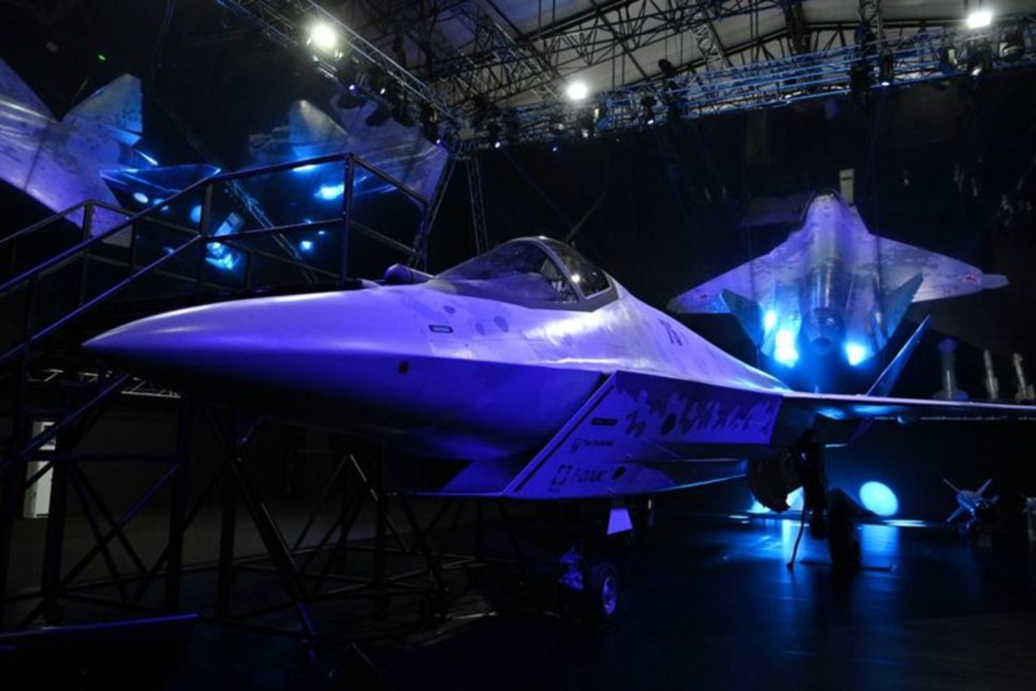 Putin Inspects New Russian Fighter Jet Unveiled at Air Show