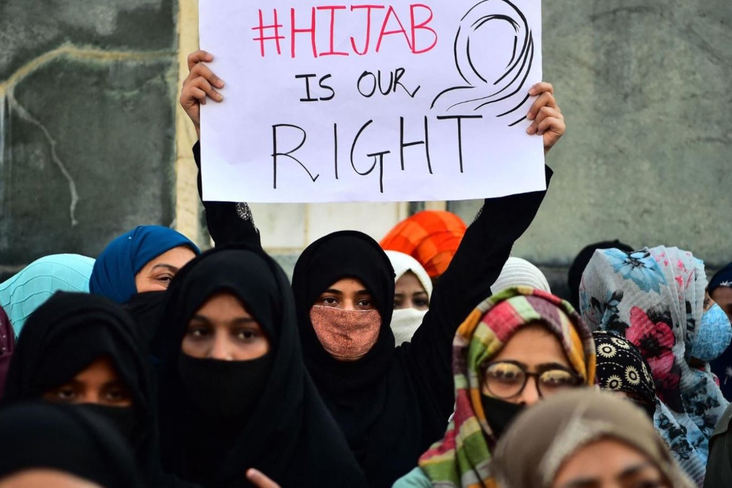 Hindistan'da öğrencilerin sınava başörtüsüyle girmesine izin veren 7 ...