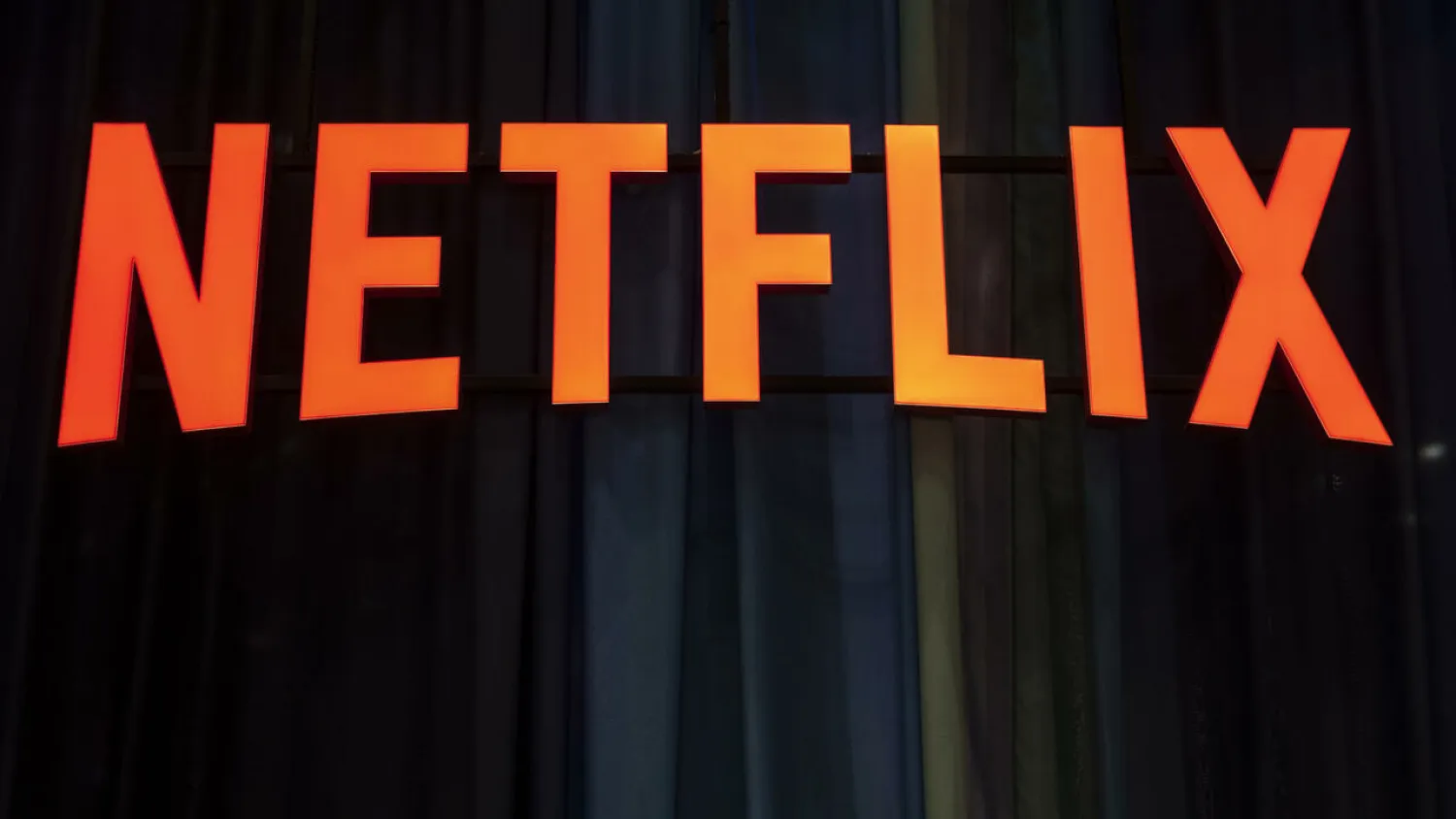 Netflix Shares Plunge as Subscribers Drop