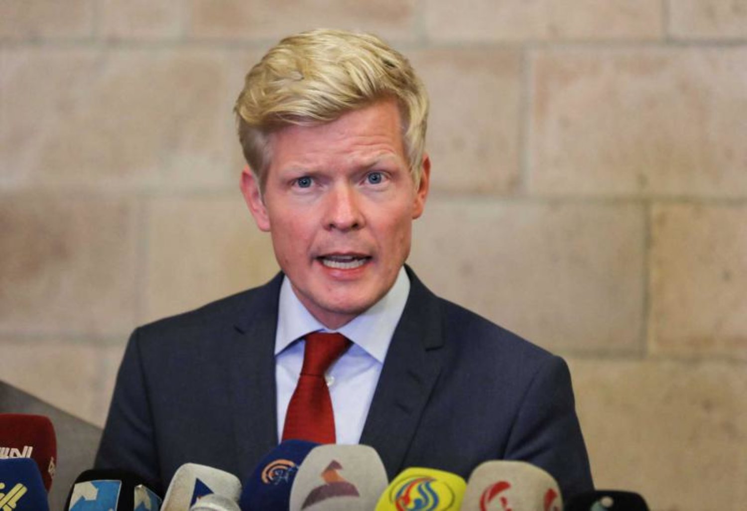 Grundberg in Muscat to Pressure Houthis to End Taiz Siege, Open Roads