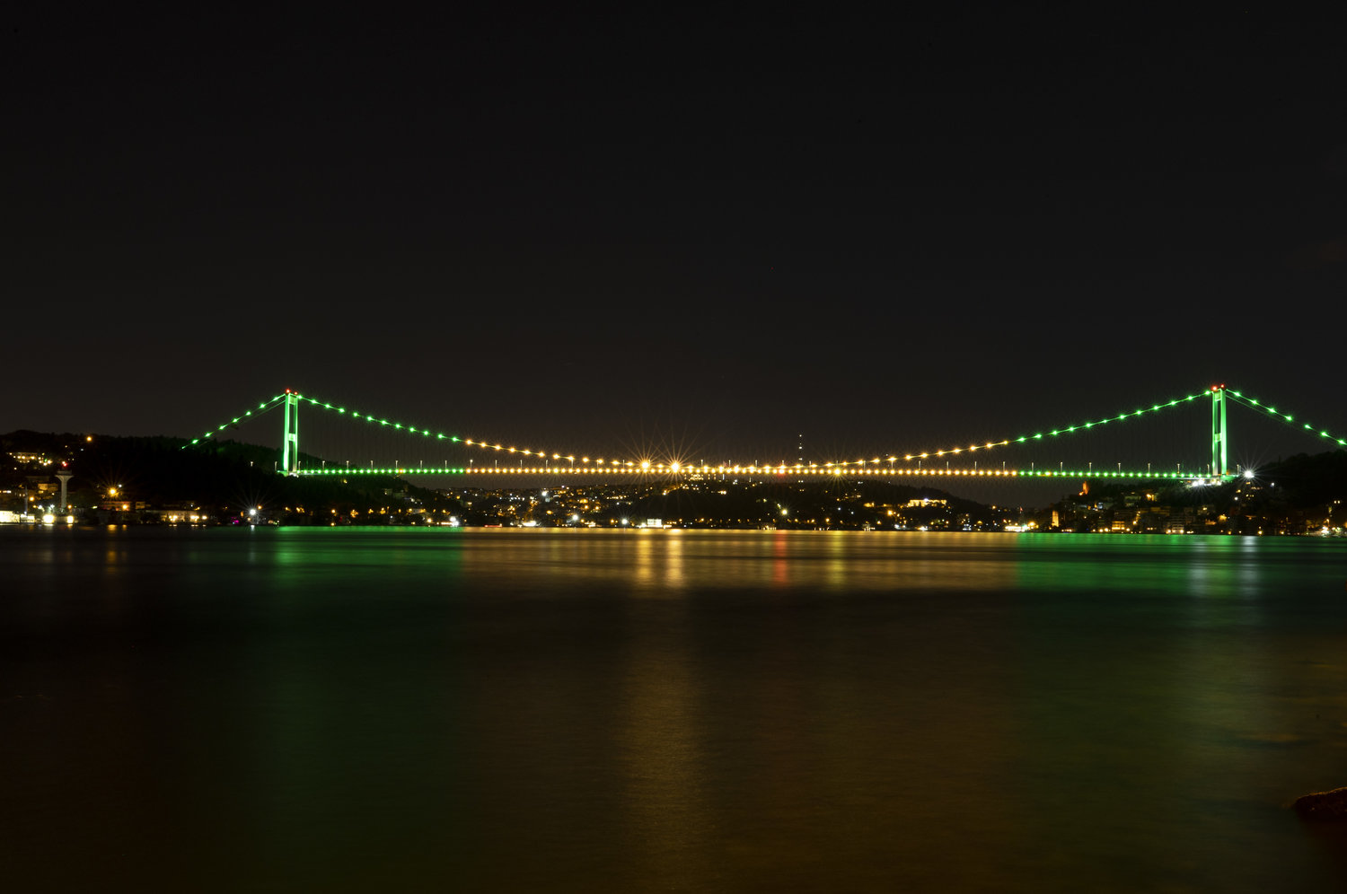 Fatih Sultan Mehmet Köprüsü Brezilya bayrağının renklerine büründü