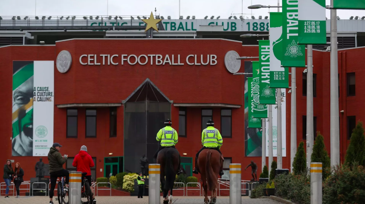 İskoçya takımı Celtic'in taraftarları kraliyet ailesini protesto etti