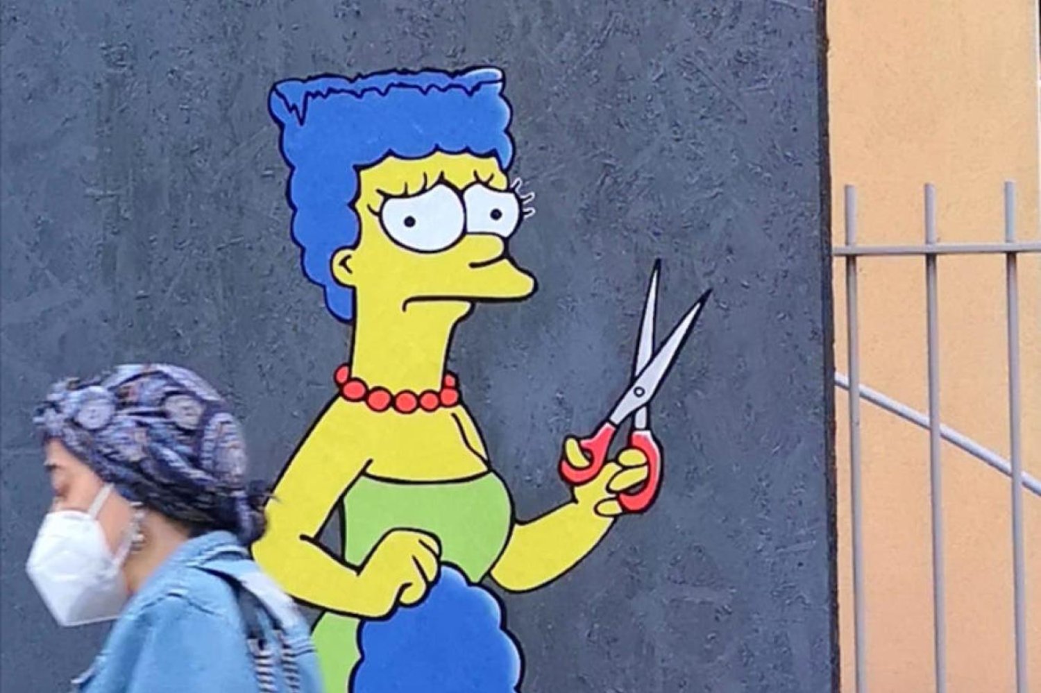 Marge Simpson'ın İran'daki kadınlarla dayanışma için saçlarını kestiği ...