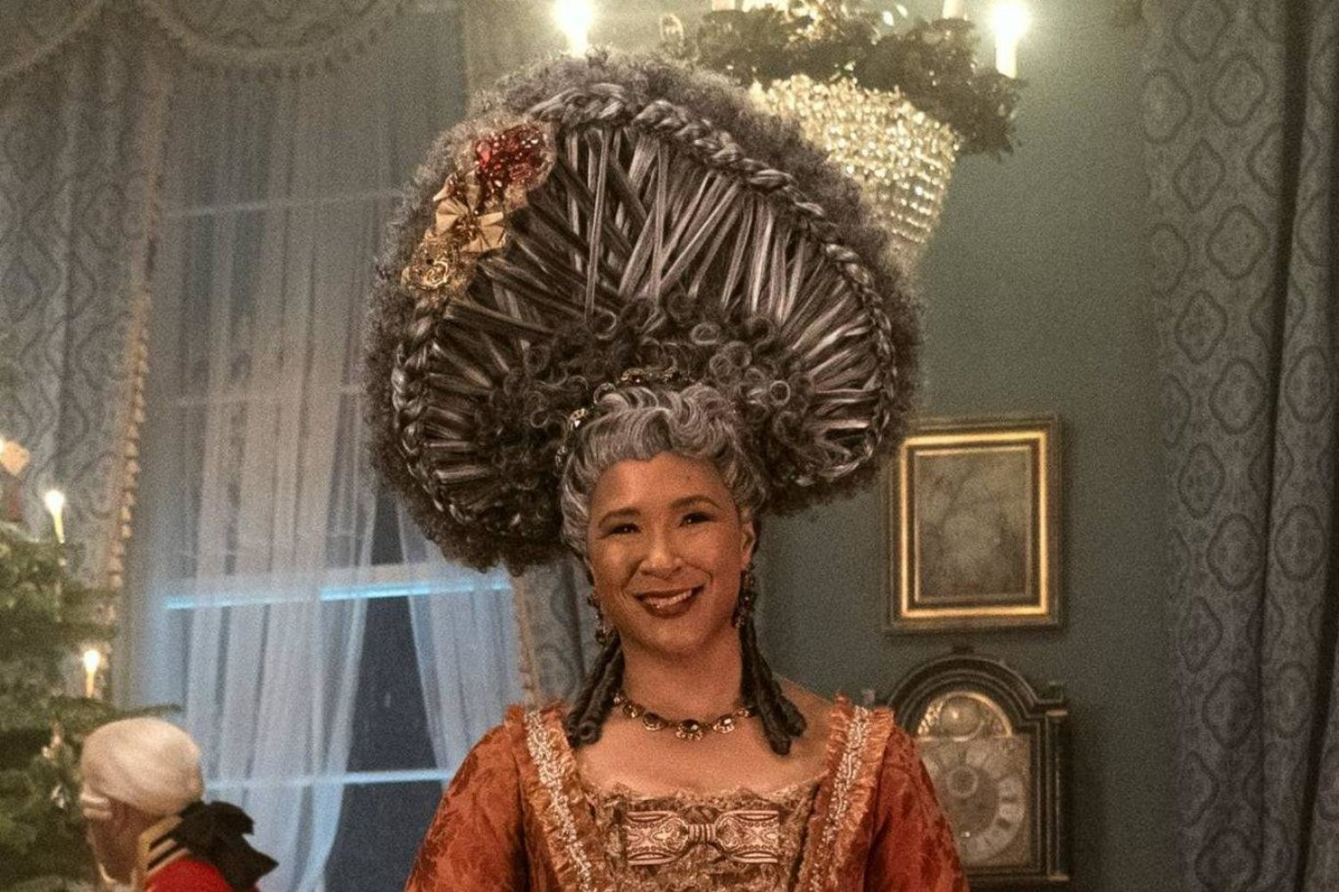 Bridgerton'ın Kraliçe Charlotte'ı, ağır perukları boyunluk yardımıyla ...