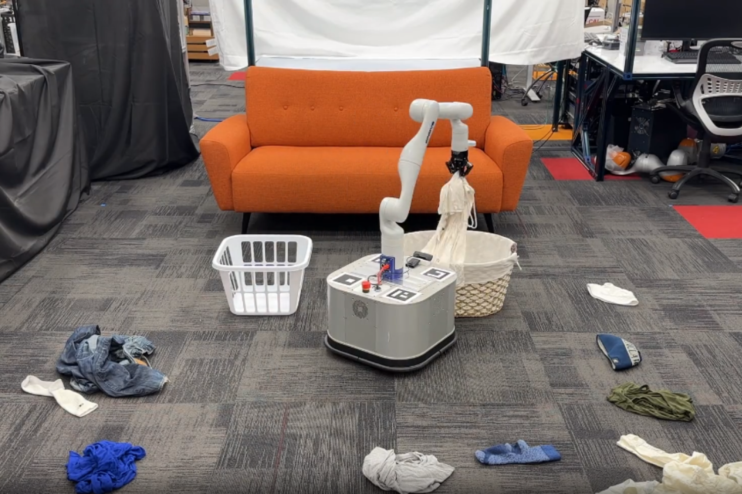 Odanızı toplayıp çamaşırlarınızı ayırabilen robot geliştirildi