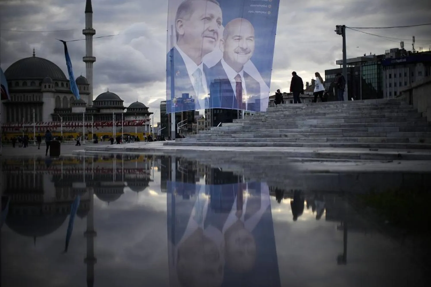 Türkiye’s Erdogan Lags Election Rival in Closely-Watched Poll