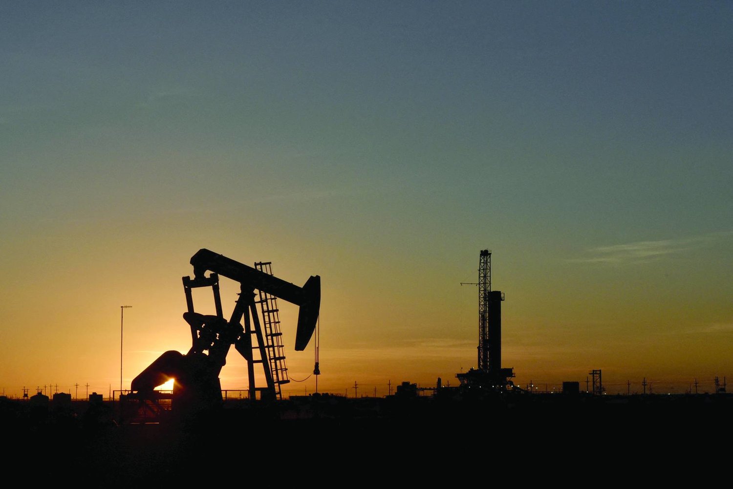 Oil Climbs, Rouble Falls as Markets Take Mutiny in Stride