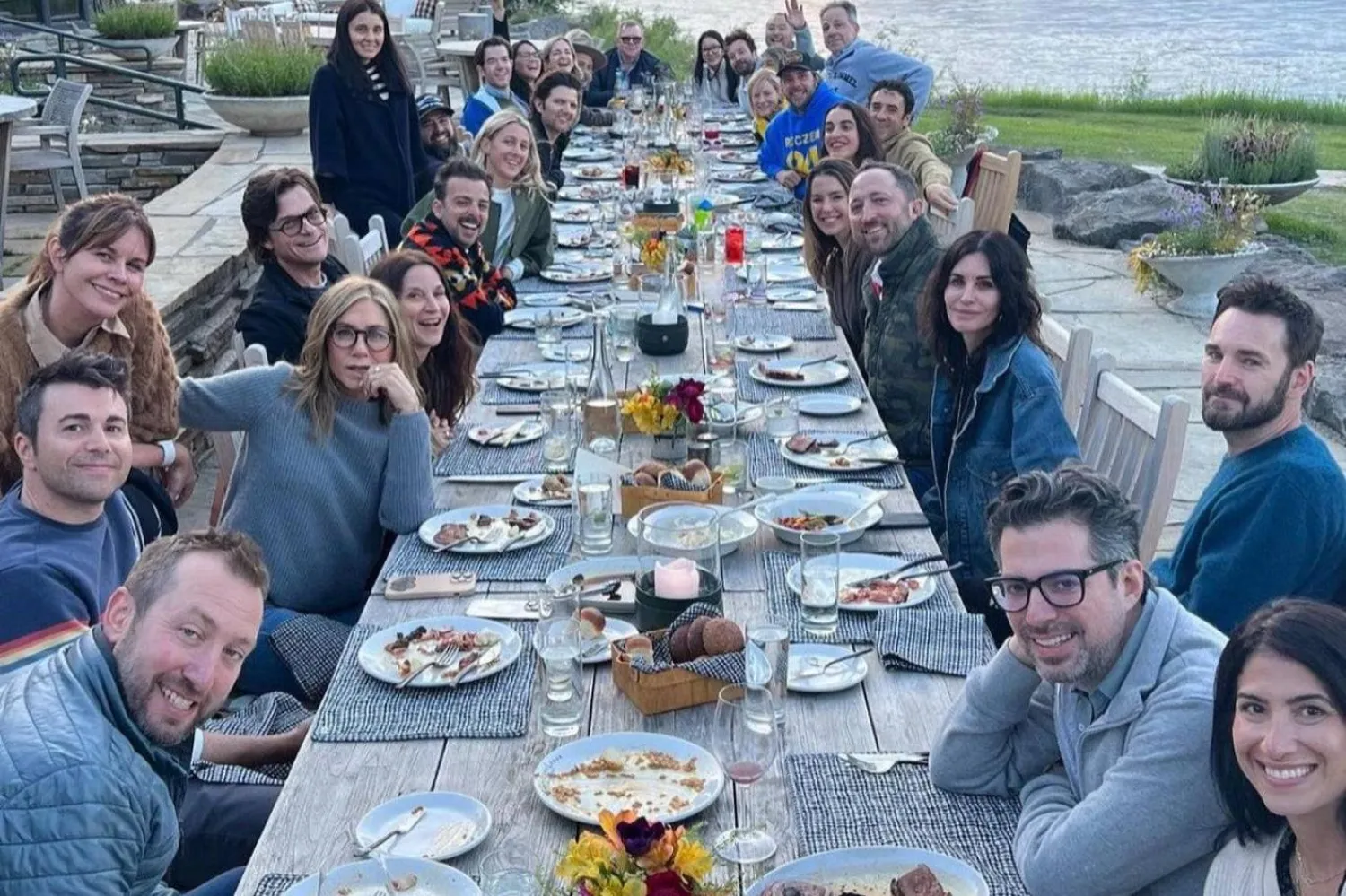 Kristen Bell'in paylaştığı yemek masası fotoğrafındaki ünlülerin sayısı ...