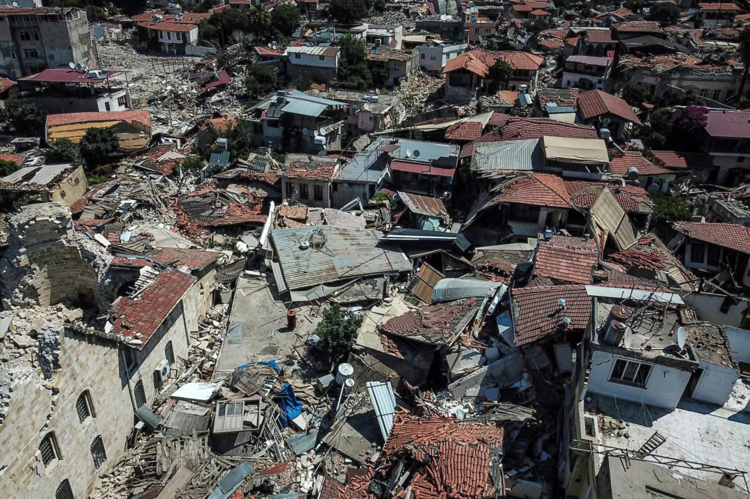 AFP, depremde yerle bir olan Antakya'yı yazdı: "Yıkıntılardan yeniden ...