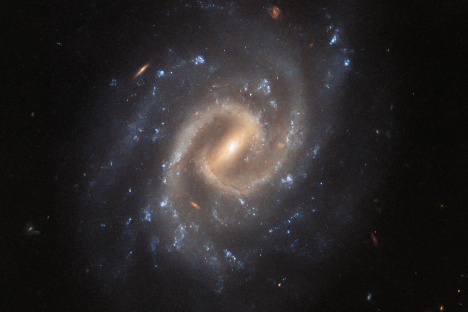 Hubble'dan şiddetli bir geçmişe sahip "galaktik sükunet adası" fotoğrafı