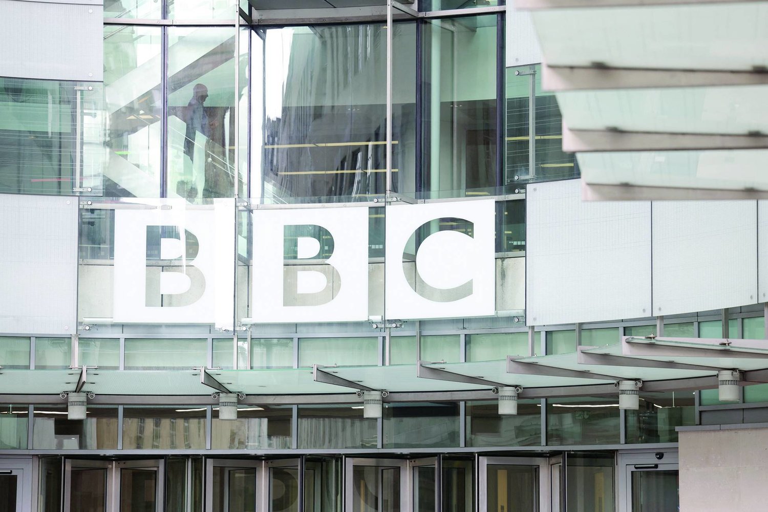 BBC Presenter at Center of Photo Scandal Named as Lead Anchor Edwards