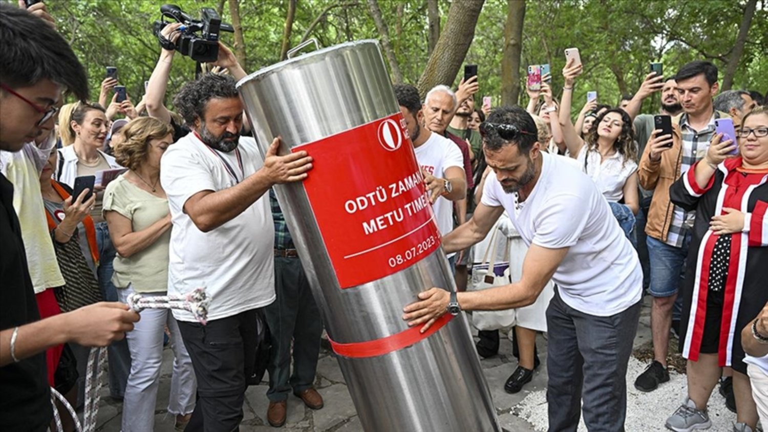 ODTÜ'lüler, mesajlarının bulunduğu "zaman kapsülü"nü 25 yıl sonra ...