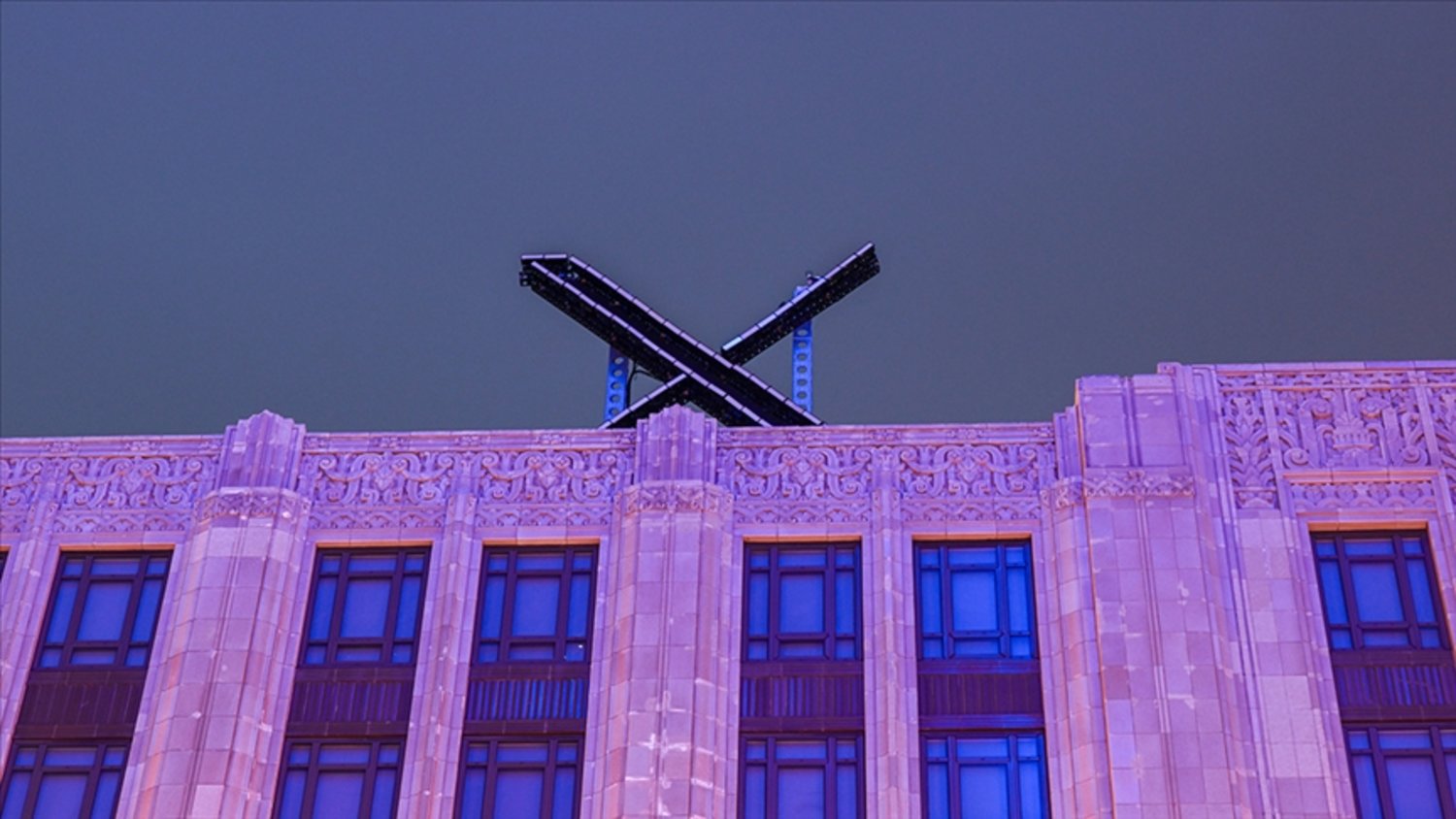 Twitter genel merkezindeki dev, parlak "X" logosu, şikayetler üzerine ...