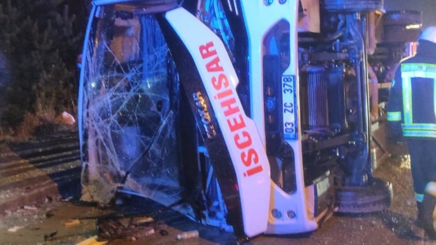 Afyonkarahisar'da midibüsün devrilmesi sonucu 25 kişi yaralandı