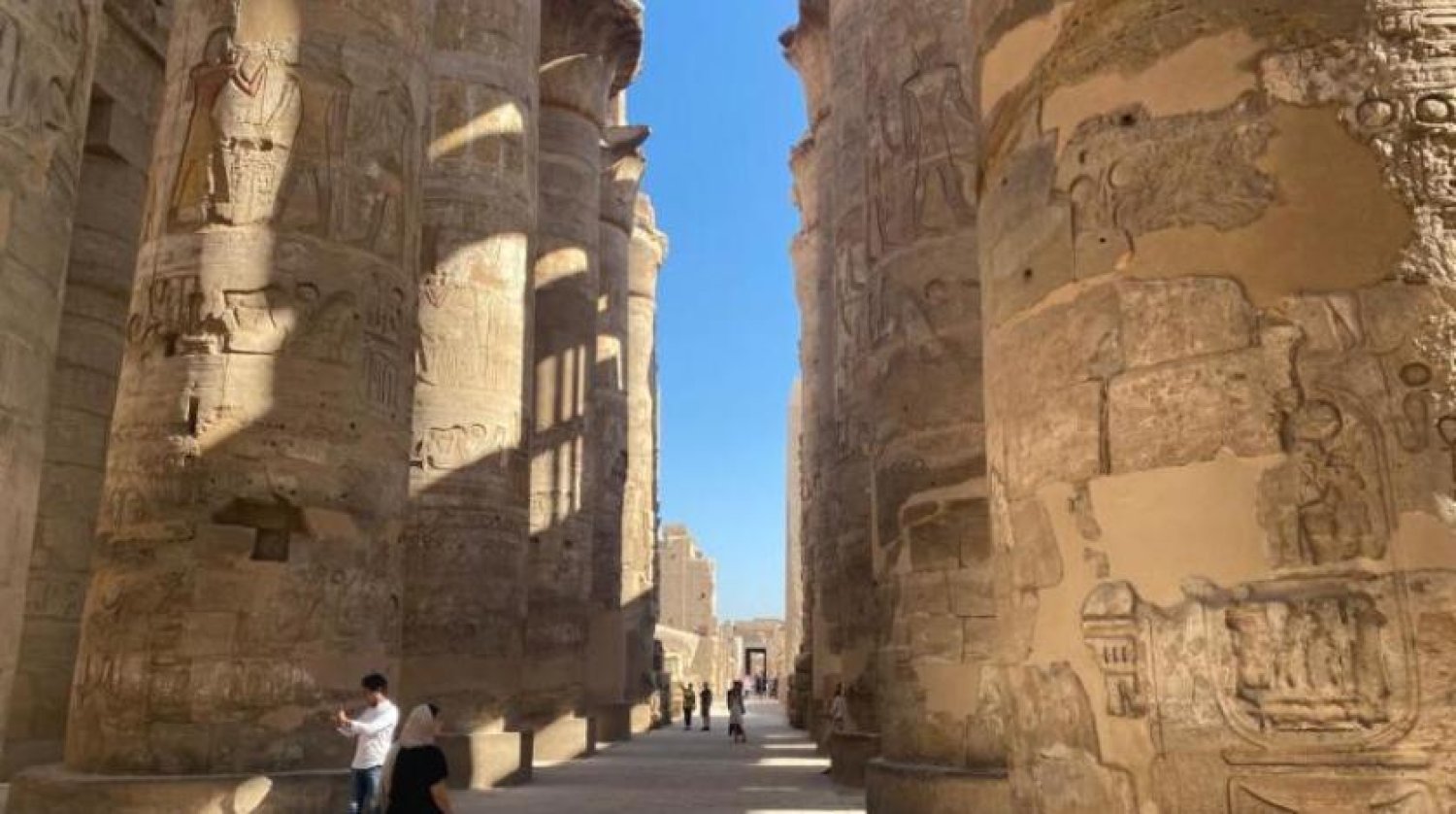 Karnak Tapınağı’nın sütunlarının ihtişamı, orijinal yazıtları ile geri ...