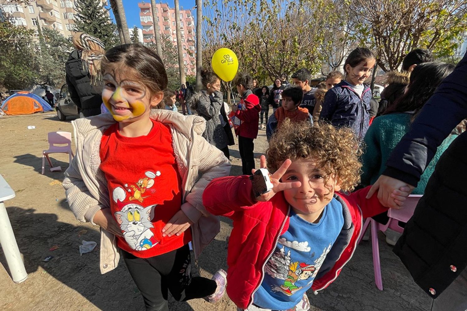 Manchester Üniversitesi depremden etkilenen çocukların bakımı için ...