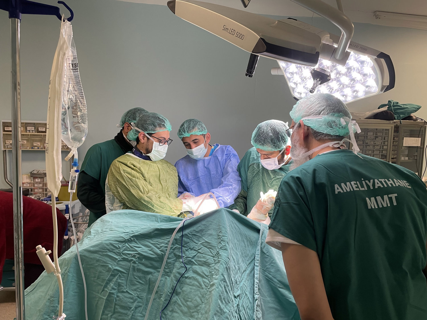 Kuveyt’ten gelen sağlık ekibi depremzedeleri ameliyat ediyor