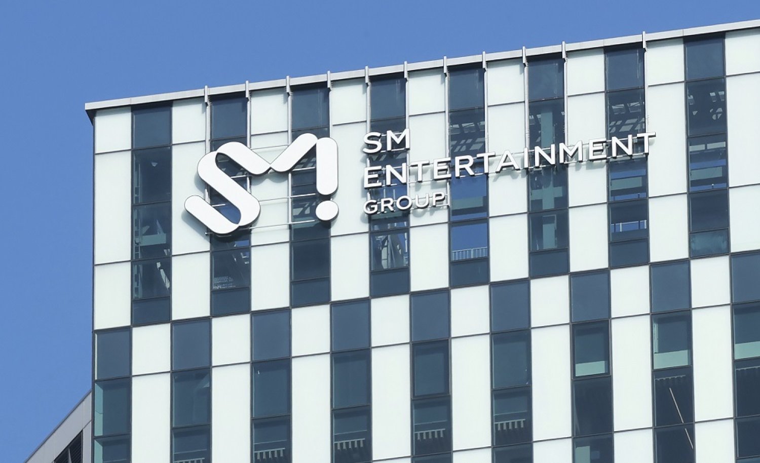 Korea’s Hybe Completes Purchase of 14.8% Stake in Rival SM