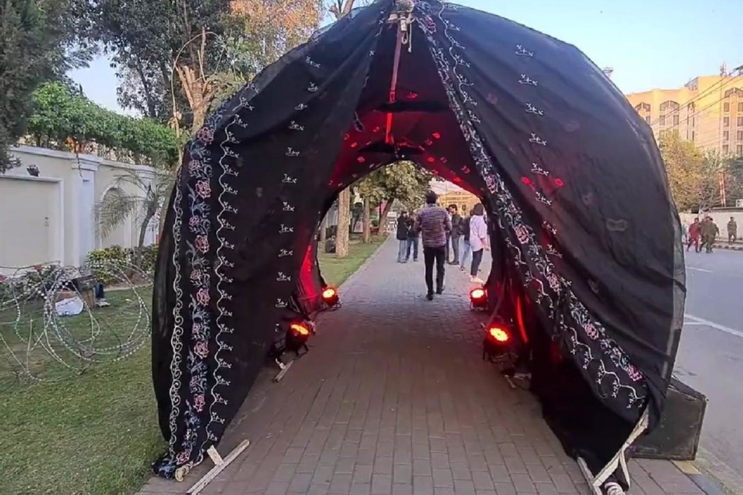 Pakistan'daki 'Avrat Yürüyüşü' kapsamında laf atma tüneli kuruldu