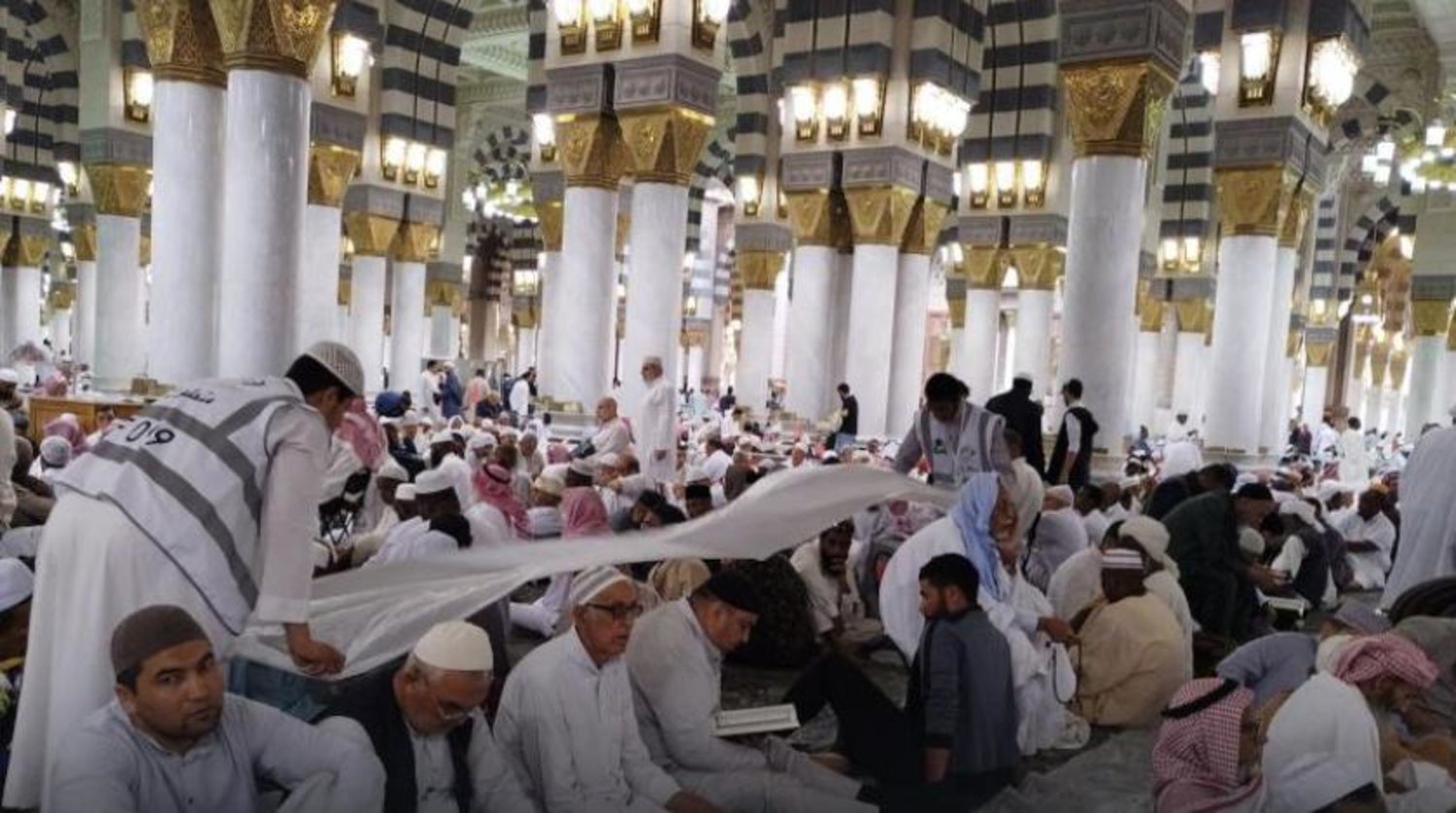 Mescid-i Nebevi gönüllüleri umrecilerin hizmetinde