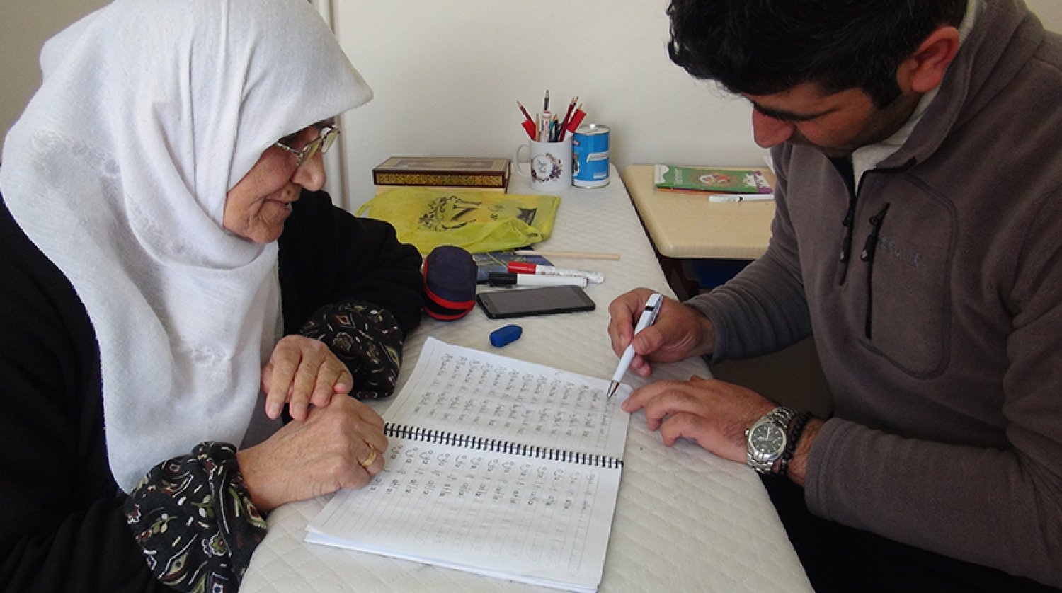 Bitlis'te 72 yaşındaki kadın okur yazar olmak için kursa gidiyor