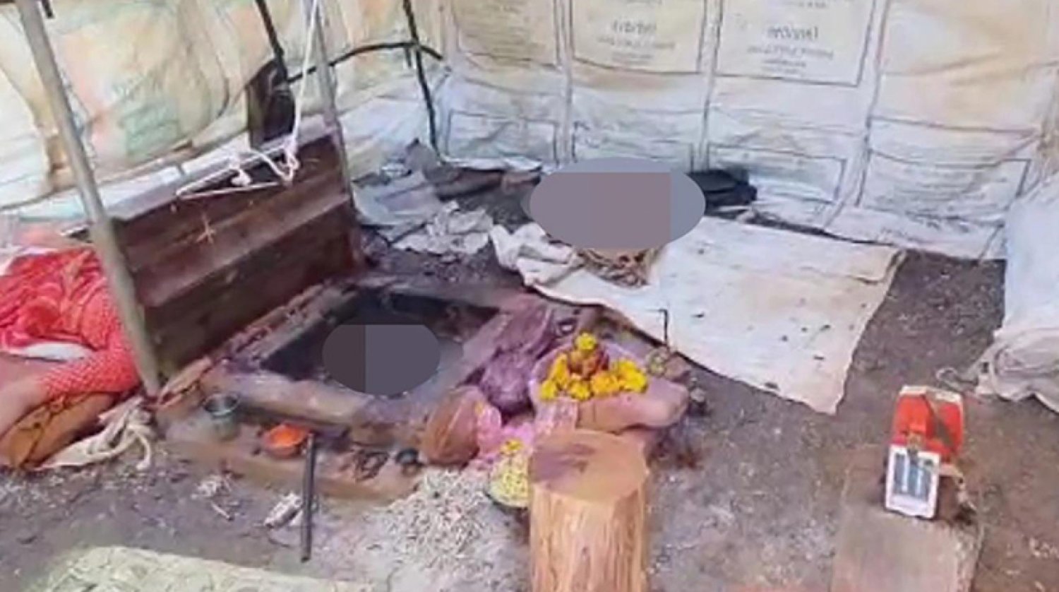 Hindistan'da kurban ritüeli: Ev yapımı giyotinle kendi kafalarını kestiler