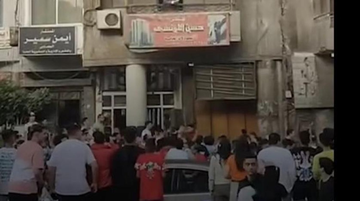 Mısırlı bir mühendis balkondan bayram harçlığı dağıtma tartışmasını ...