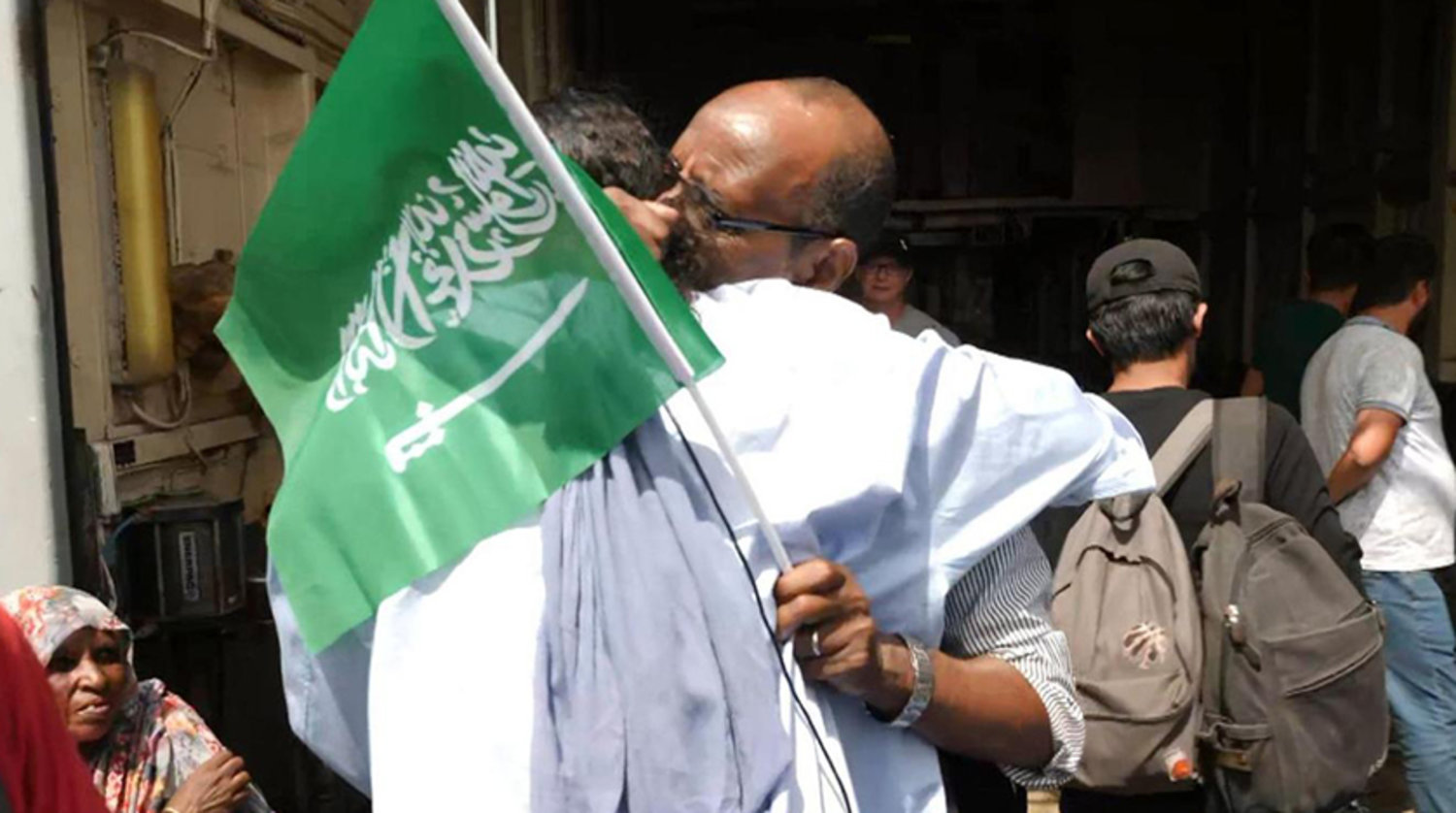 Sudan'dan kaçanlarla konuşan muhabir, canlı yayında amcasıyla karşılaştı