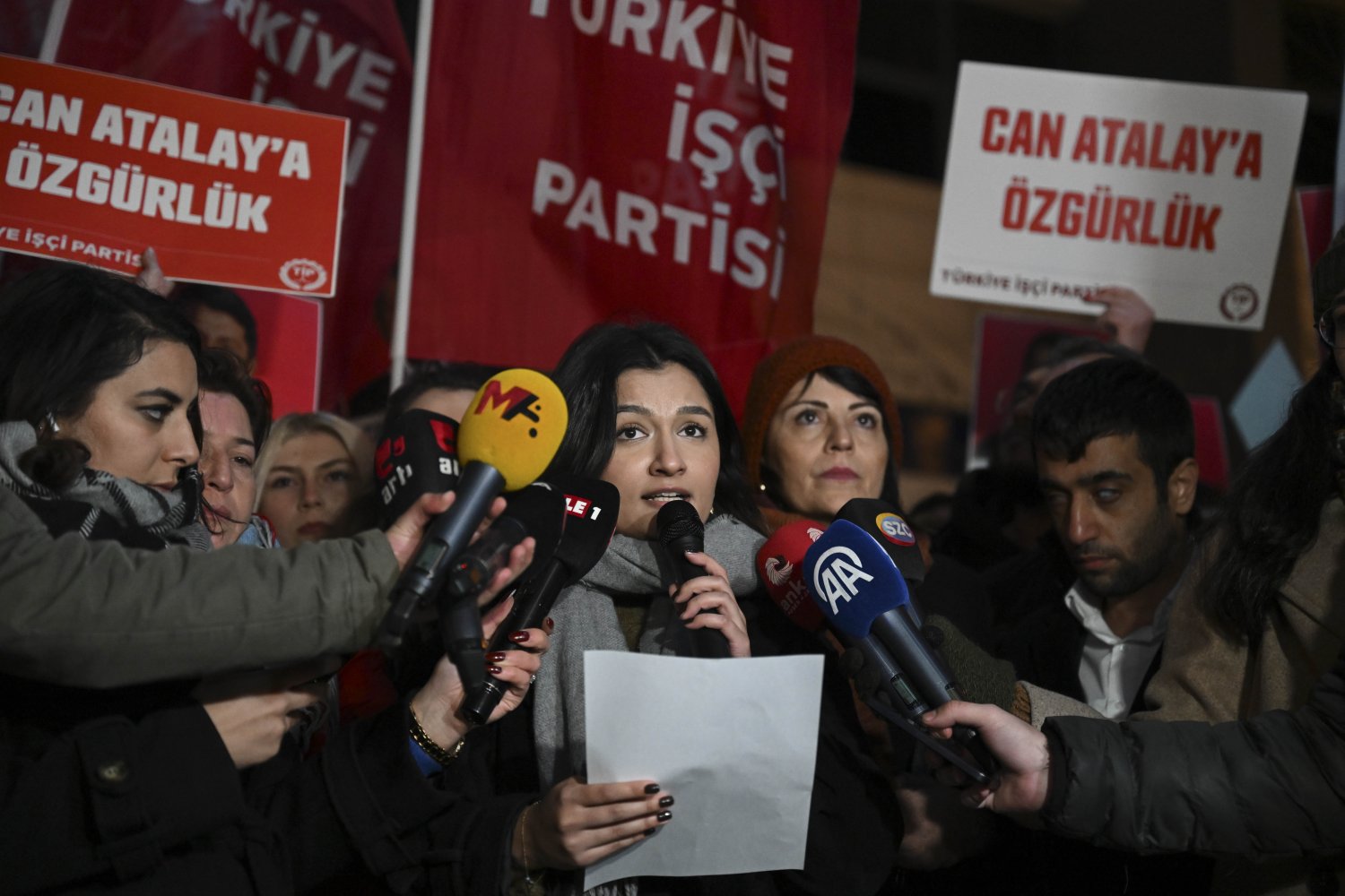TİP üyeleri Can Atalay'ın milletvekilliğinin düşürülmesini protesto etti