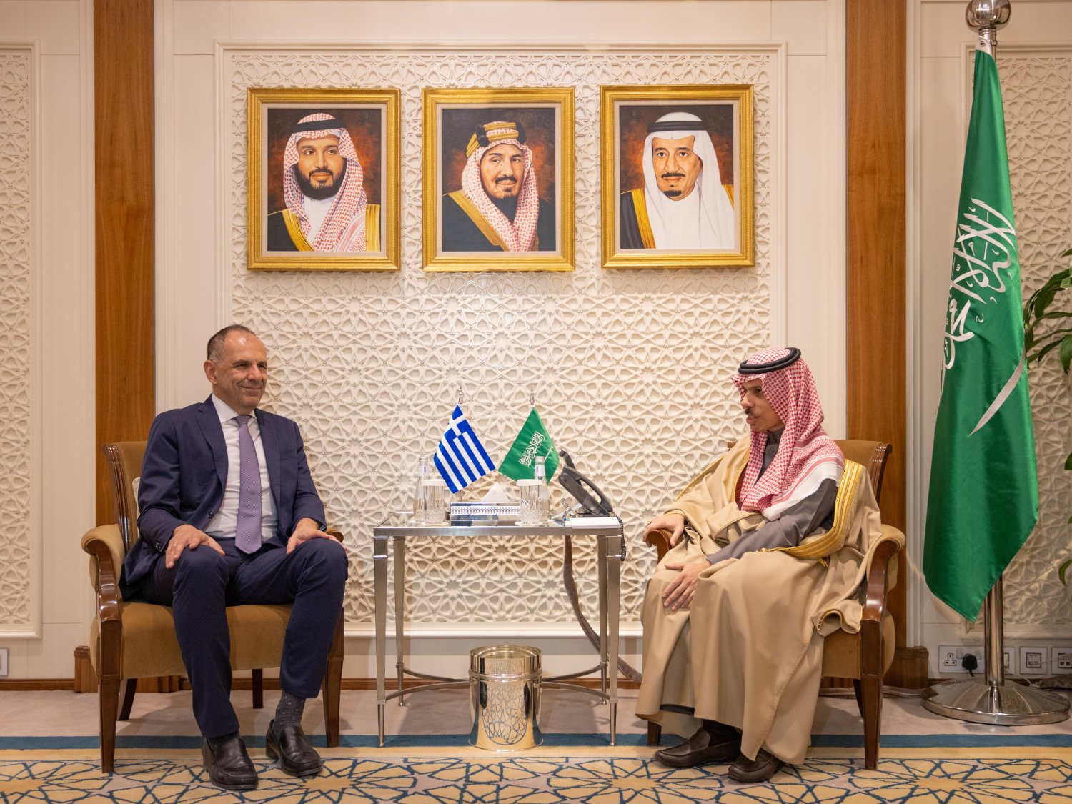 Suudi Arabistan ve Yunanistan dışişleri bakanları Riyad'da "Gazze'yi ...