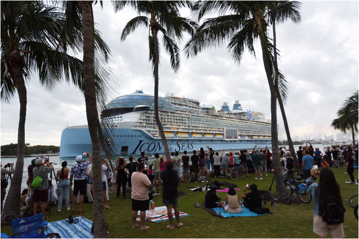 Dünyanın en büyük yolcu gemisi "Icon of the Seas" ABD'deki Miami Limanı ...