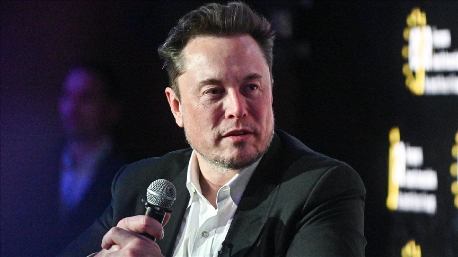 Elon Musk, Neuralink'in beyin çipinin ilk kez bir insana ...