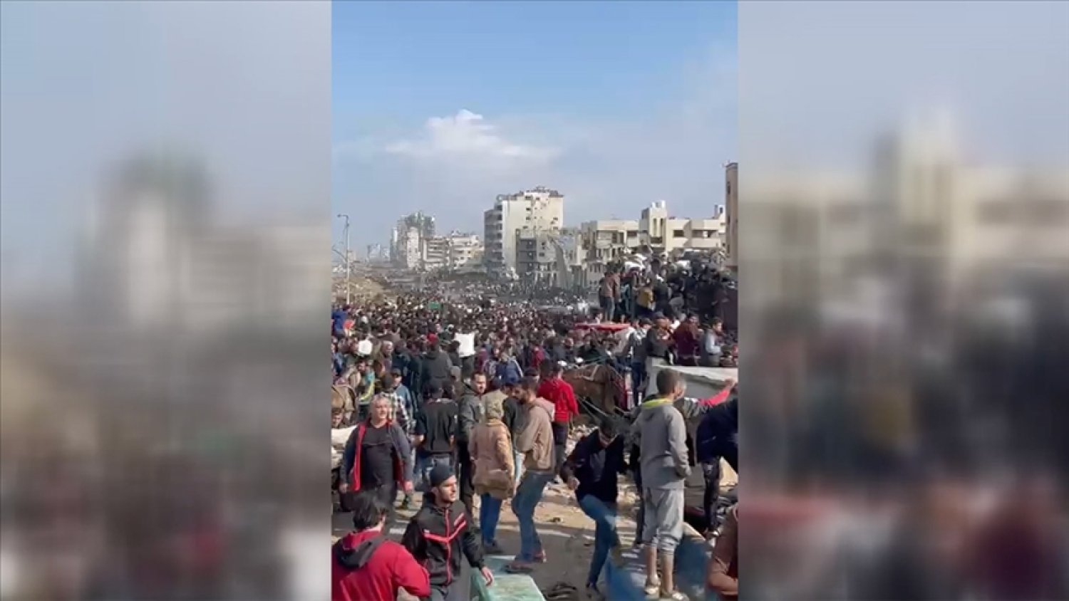 İsrail güçleri, Gazze'de gıda yardımı için toplanan binlerce ...