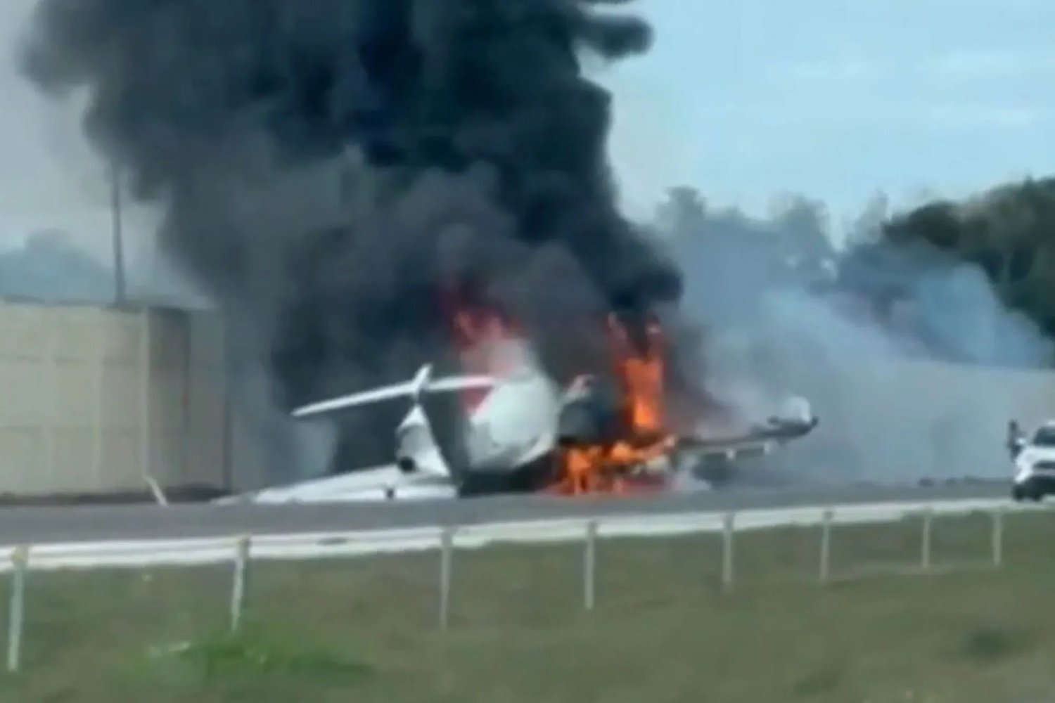 Otomobile çarpan uçaktan böyle kurtuldular