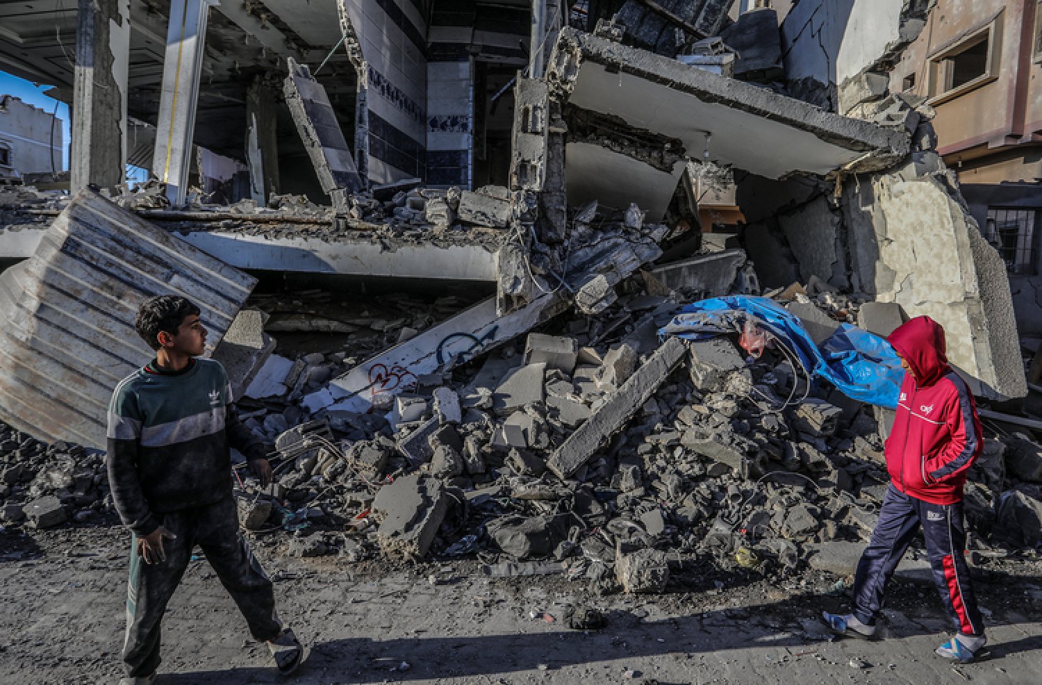 İsrail'in Gazze'ye düzenlediği saldırılarda öldürülenlerin sayısı 27 ...