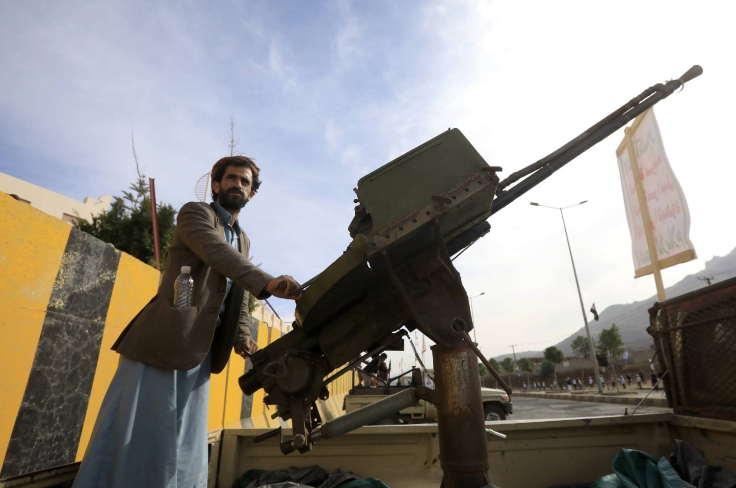 ABD, Yemen'deki Husilere ait insansız su üstü araçları ve füzelere ...