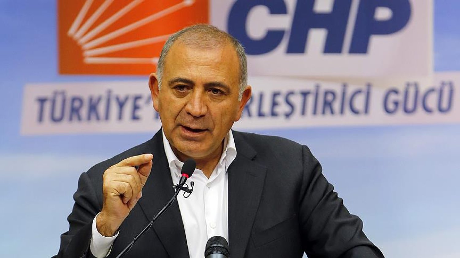 Eski CHP İstanbul Milletvekili Gürsel Tekin, partisinden istifa etti