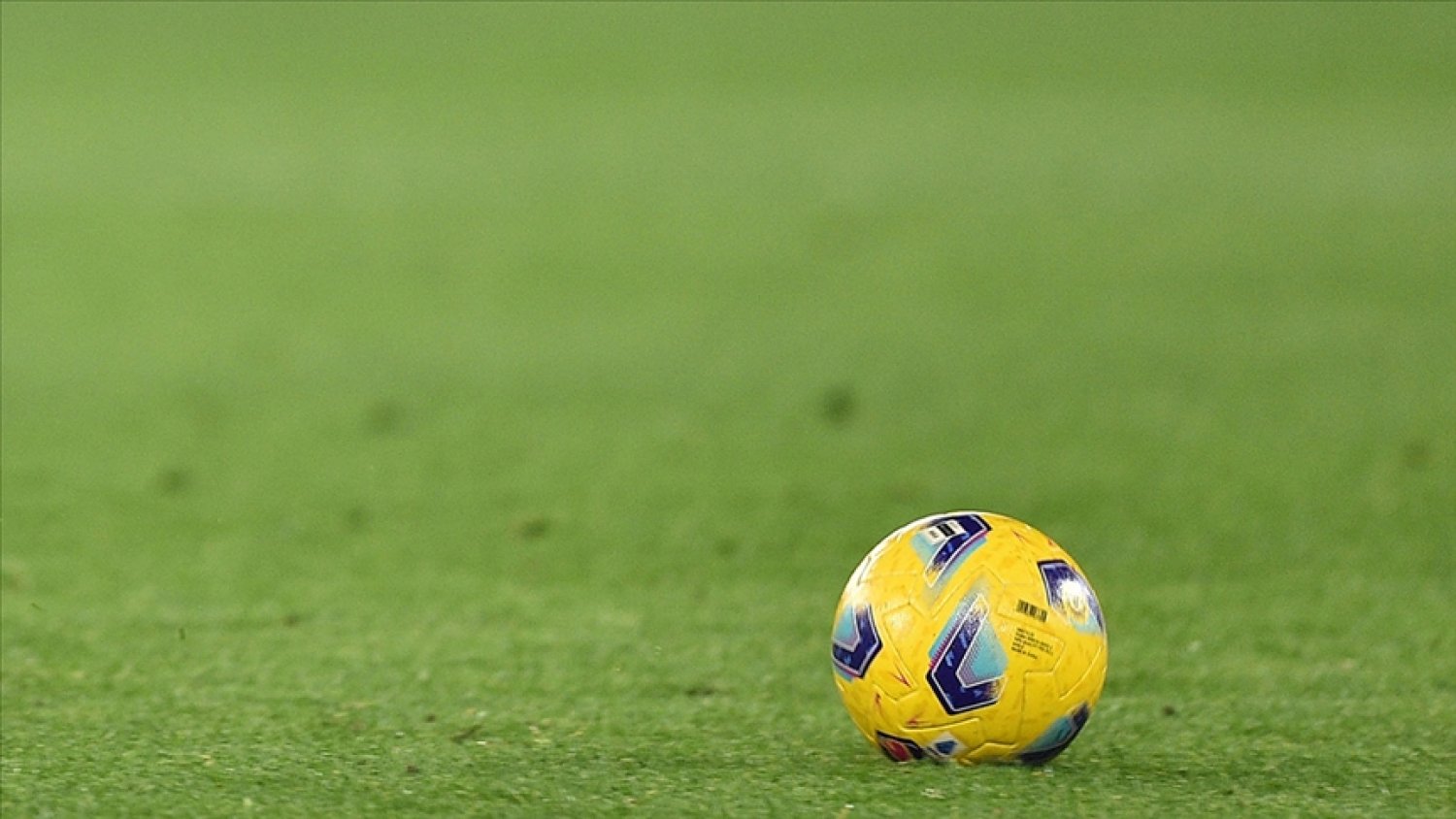 Fransız futbolcu Mbappe, alkollü içki logosu önünde poz vermeyi reddetti