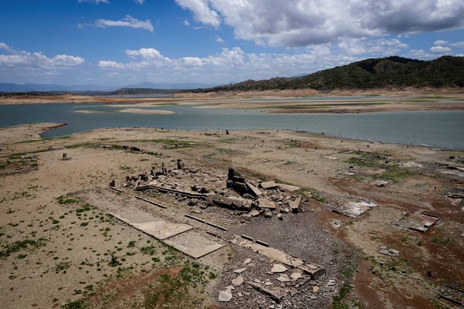 Parched Philippine Dam Reveals Centuries-Old Town, Luring Tourists