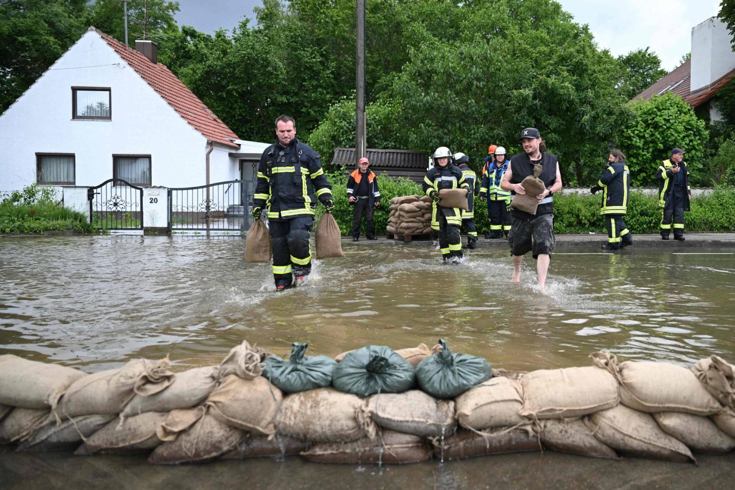 Rescue Worker Dies, Several Thousand Evacuated in Germany Floods