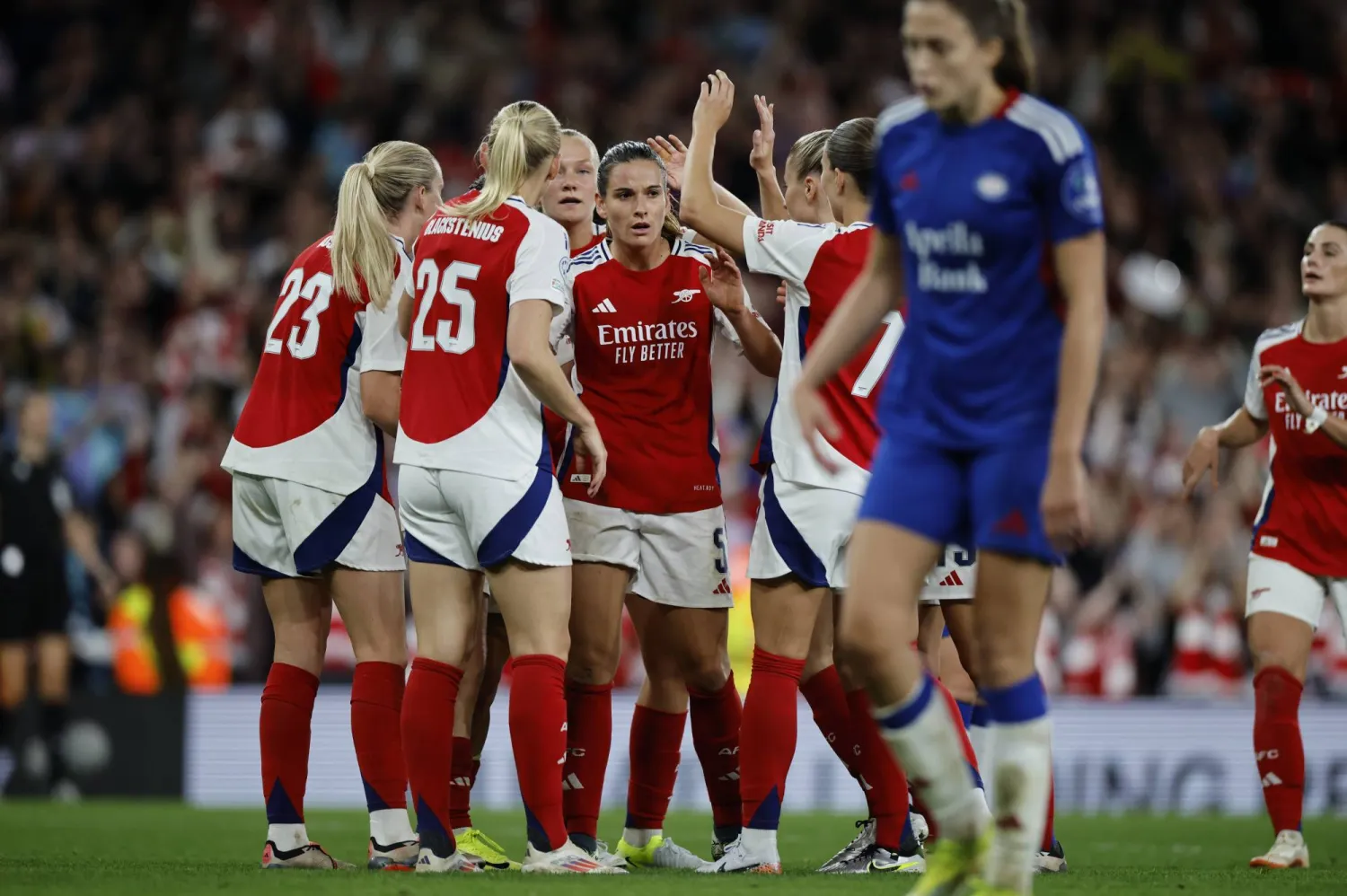 Bayern, Man City Win Again in Women's Champions League. Arsenal, Barcelona Rebound from Setbacks