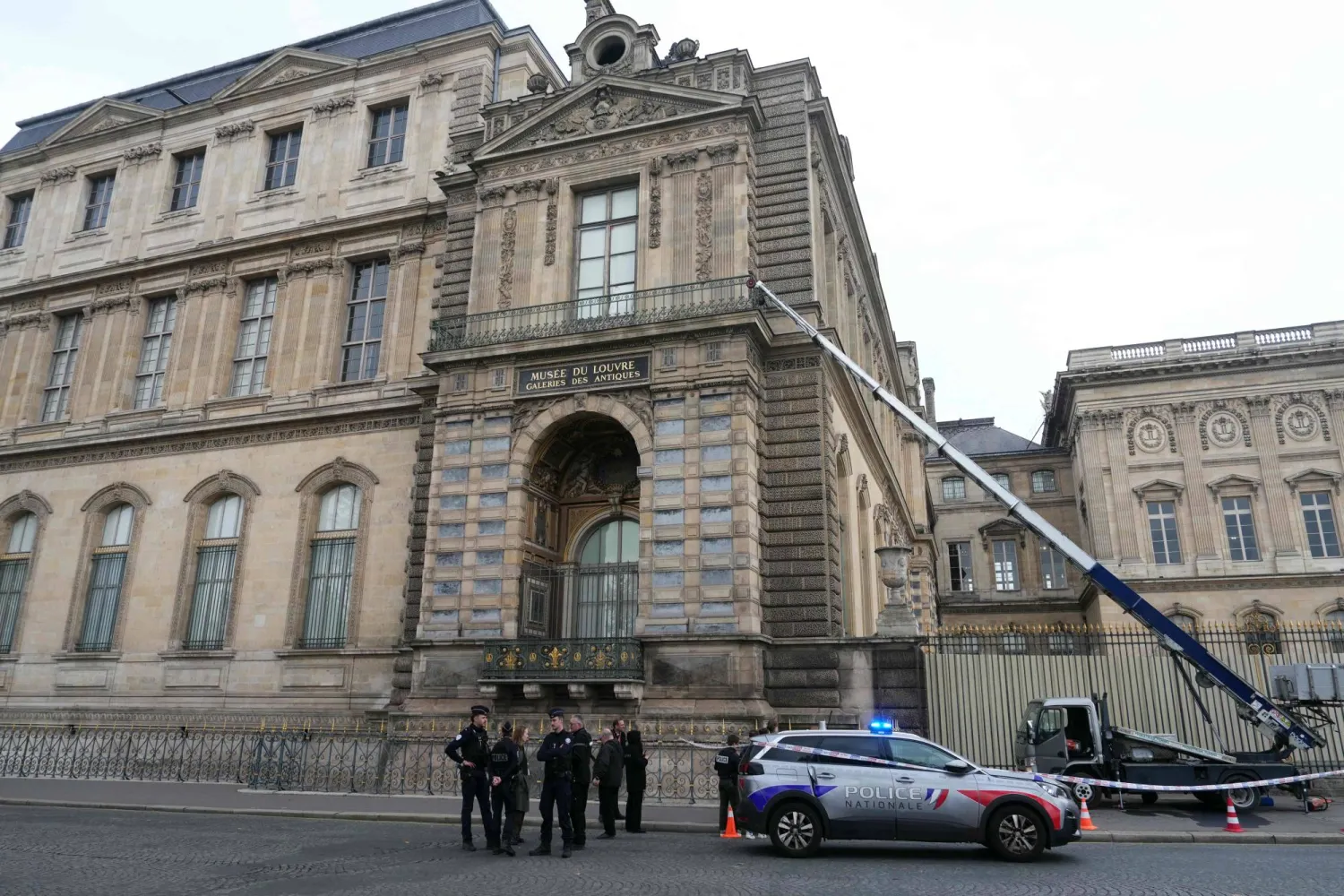 Louvre Museum Closes in Paris after Theft