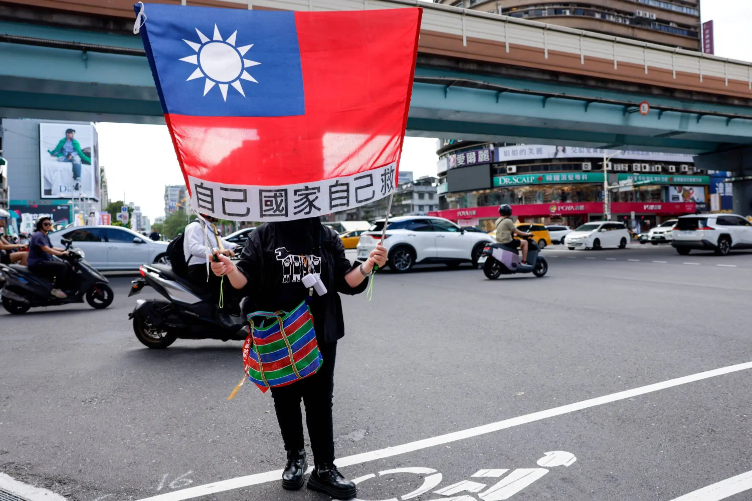 Taiwan, China Coast Guards in Standoff at Top of South China Sea